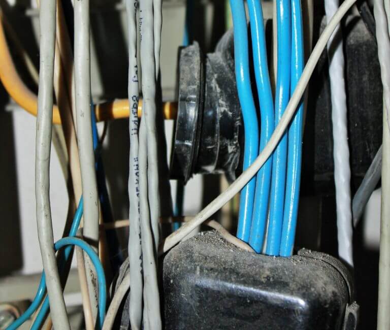 Separation of the PEN conductor into PE and N according to the PUE ...