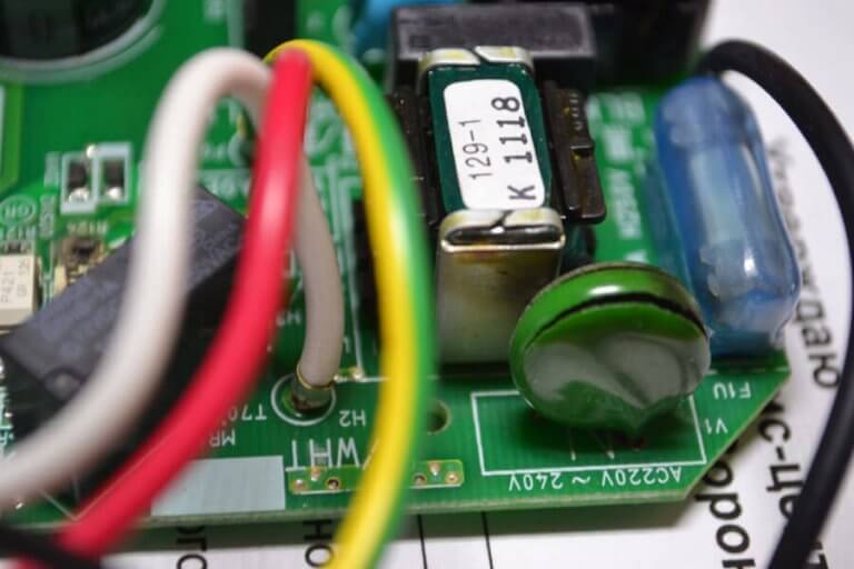 Checking the varistor for serviceability with a multimeter and without ...