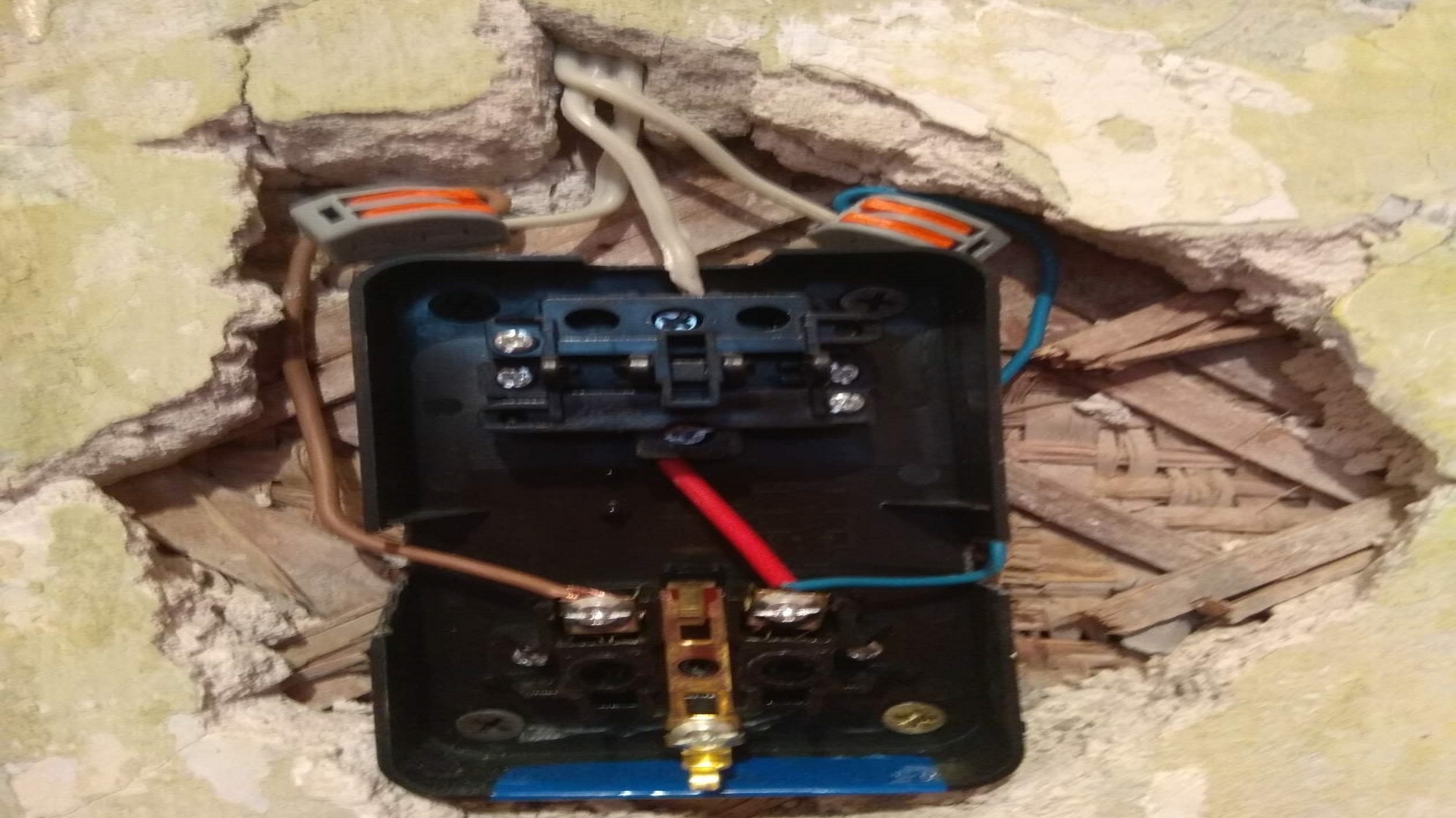 Connecting the outlet and switch block: a question on the scheme